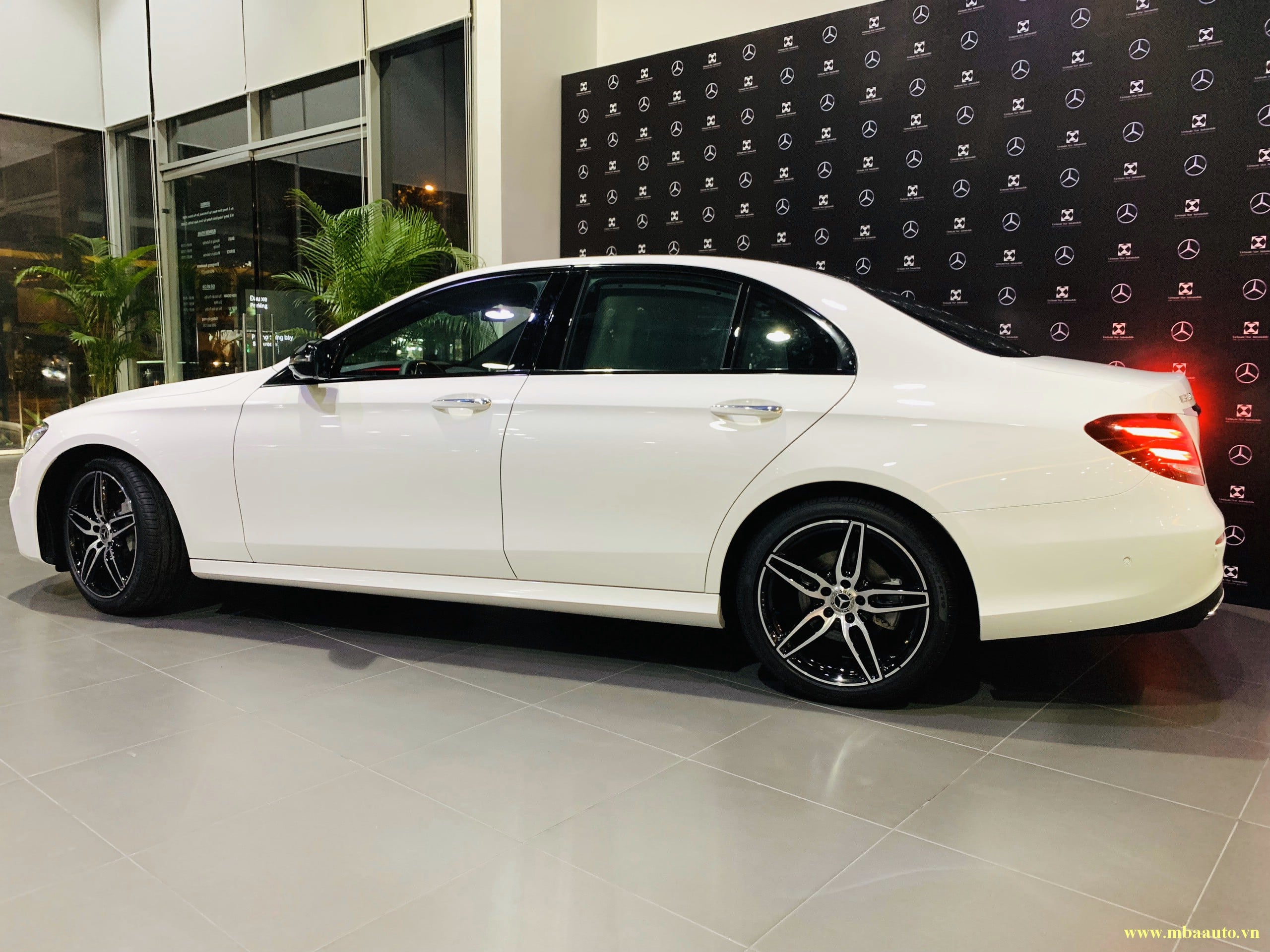 Mercedes E 300 – Asia Sky